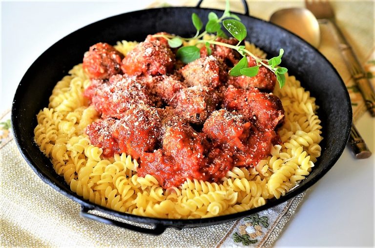 Paste cu sos si chiftelute - Retete culinare by Teo's Kitchen