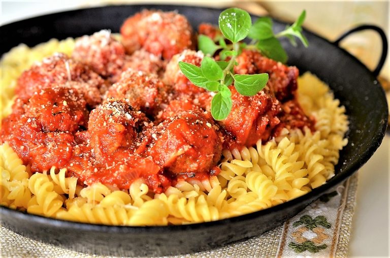 Paste cu sos si chiftelute - Retete culinare by Teo's Kitchen